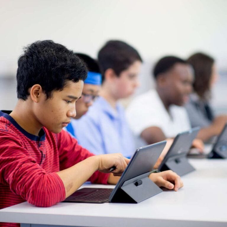 12 Advantages of Digital Education for Modern Schools - Vidhyanjali ...
